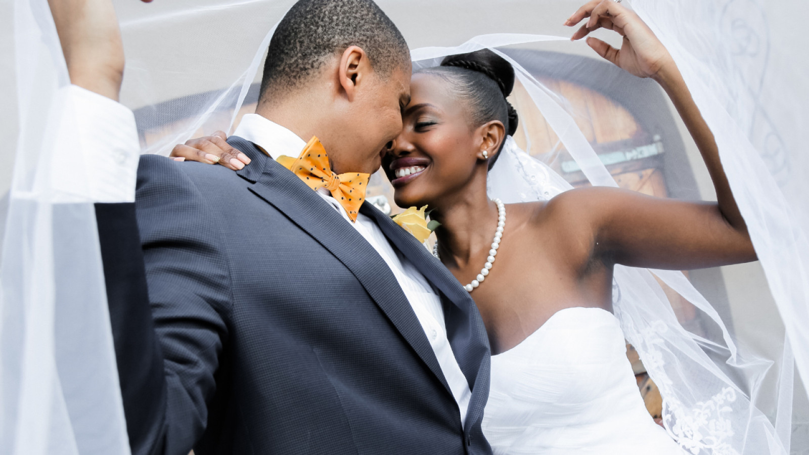 6 Simple Poses For Your Wedding Photography - Blog - CaptureOurWedding.com